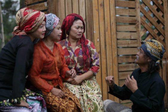 Pakaian Adat Sunda: Jenis, Fakta Menarik, dan Keunikan - Gramedia