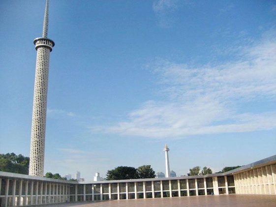 10 Masjid Terbesar di Indonesia, Masjid Kubah Emas Salah Satunya