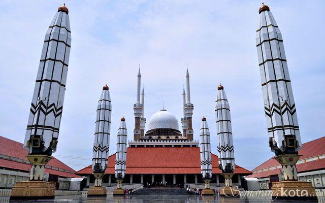 10 Masjid Terbesar di Indonesia, Masjid Kubah Emas Salah Satunya
