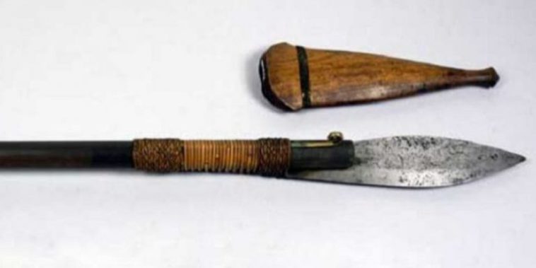 Nama Senjata Tradisional Kalimantan Beserta Fungsinya - Gramedia