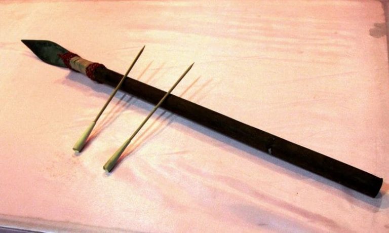 Nama Senjata Tradisional Kalimantan Beserta Fungsinya - Gramedia