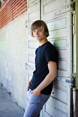 Ide Pose Foto Kekinian dan Keren Untuk Pria dan Wanita - Gramedia