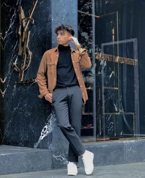 Ide Pose dan Gaya Foto Berdiri Biar Nggak Mati Gaya - Gramedia.com