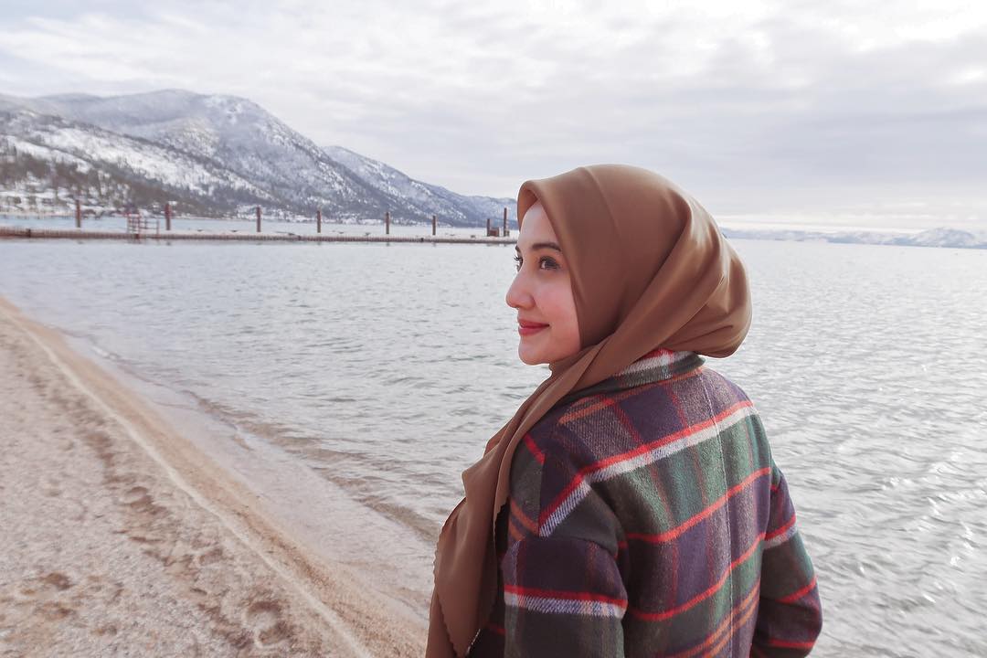 Ide Pose Foto Kekinian: Dijamin Cocok Untuk Feed Instagram - Gramedia