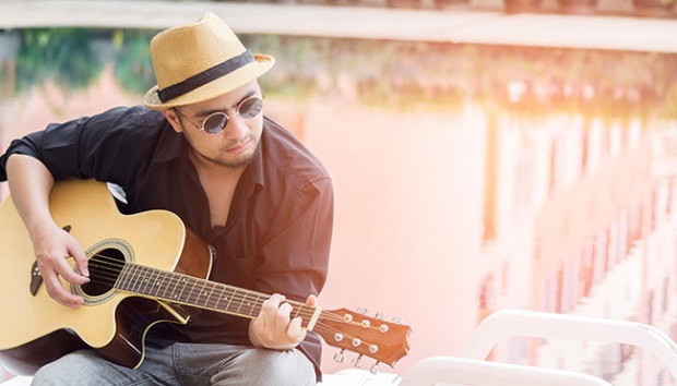 Ide Pose Foto Kekinian dan Keren Untuk Pria dan Wanita - Gramedia
