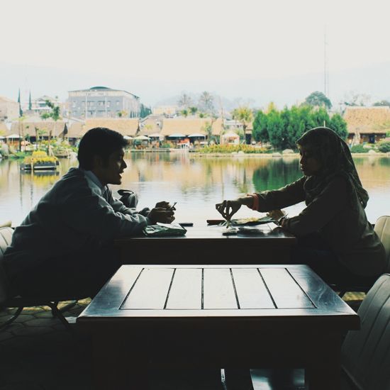 Ide Pose Foto Kekinian dan Keren Untuk Pria dan Wanita - Gramedia