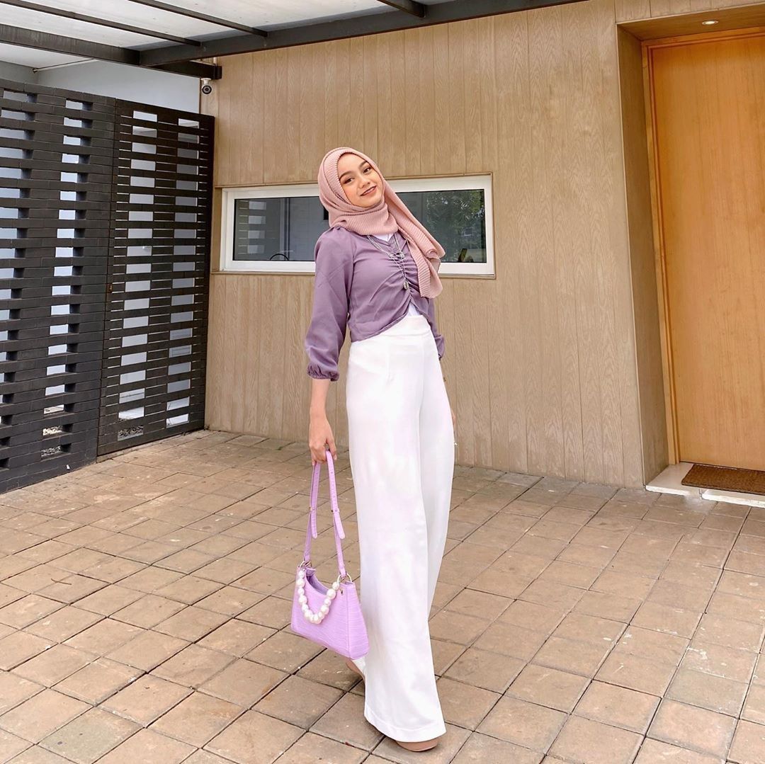 Baju Ungu Cocok dengan Jilbab Warna Apa Saja? Ini Inspirasi OOTD-nya