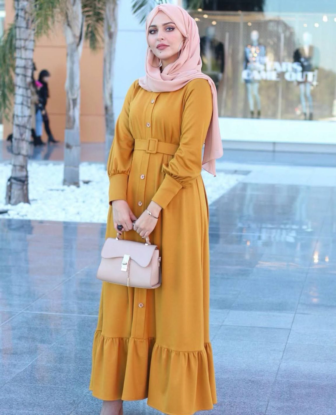 Baju Warna Kuning Cocok dengan Jilbab Warna Apa? Ini Kombinasinya