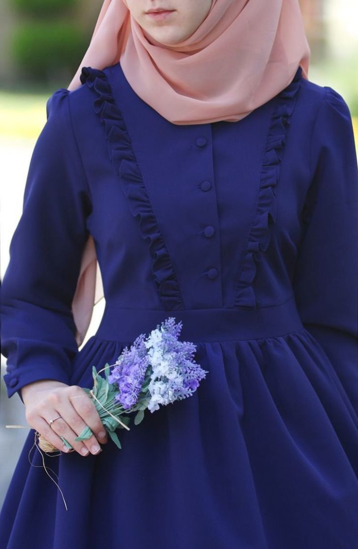 Baju Navy Cocok dengan Jilbab Warna Apa Saja? Ini Inspirasi OOTD-nya