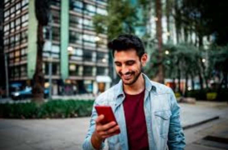 Cara Meluluhkan Hati Cowo Cuek Lewat Chat yang Bisa Kamu Coba