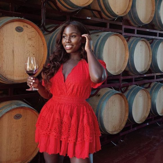 10 Inspirasi Warna Baju yang Cocok untuk Kulit Hitam