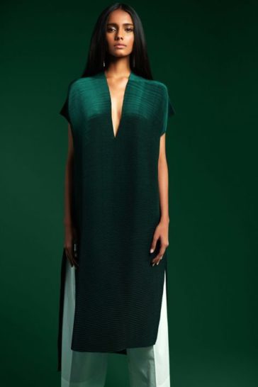 10 Inspirasi Warna Baju yang Cocok untuk Kulit Hitam