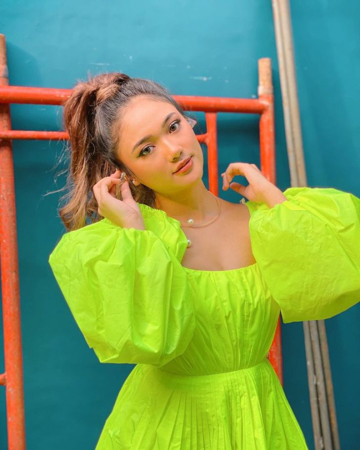 10 Inspirasi Warna Baju yang Cocok untuk Kulit Hitam