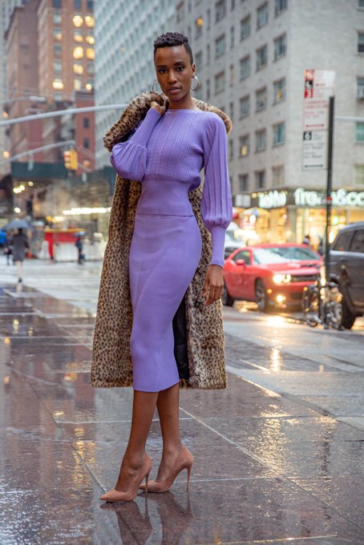 10 Inspirasi Warna Baju yang Cocok untuk Kulit Hitam