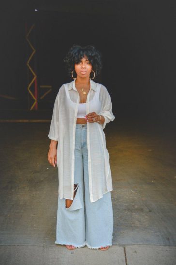 10 Inspirasi Warna Baju yang Cocok untuk Kulit Hitam