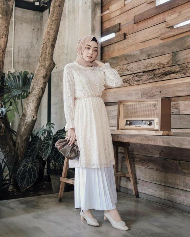 Inspirasi OOTD Rok Plisket Terbaik untuk Hijab dan Tanpa Hijab
