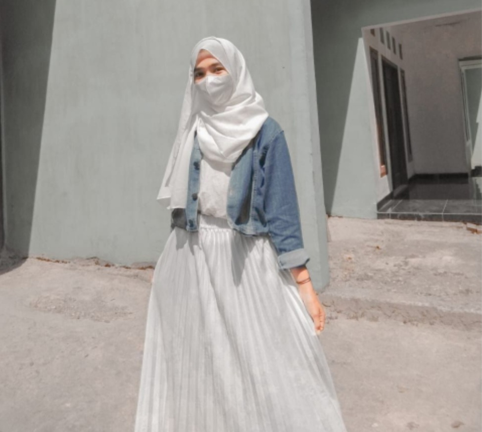 Inspirasi OOTD Rok Plisket Terbaik untuk Hijab dan Tanpa Hijab