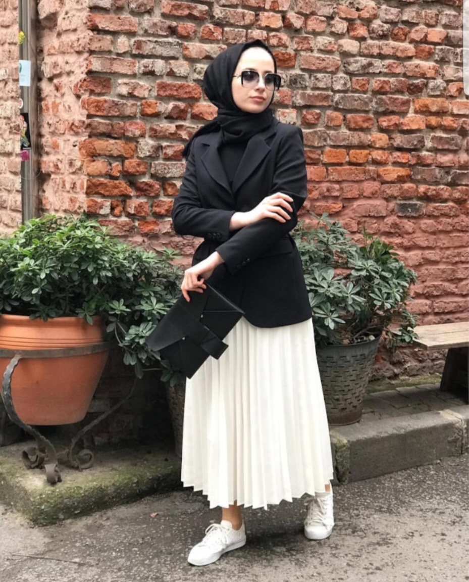 Inspirasi OOTD Rok Plisket Terbaik untuk Hijab dan Tanpa Hijab