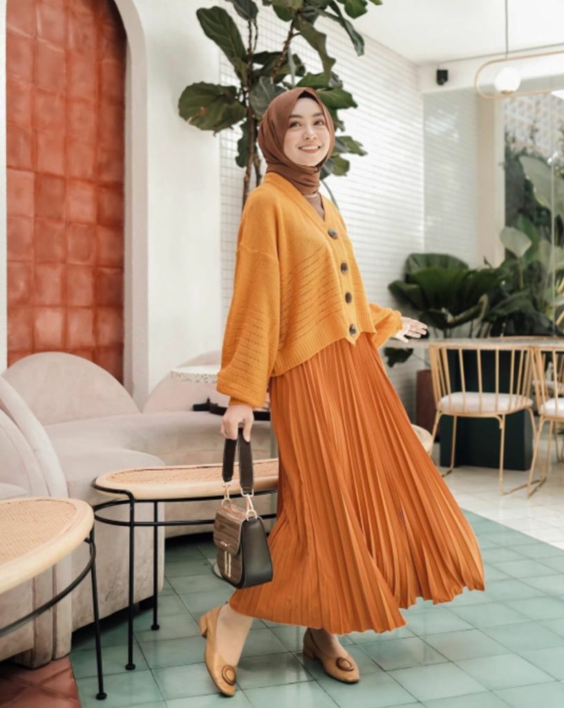Inspirasi OOTD Rok Plisket Terbaik untuk Hijab dan Tanpa Hijab