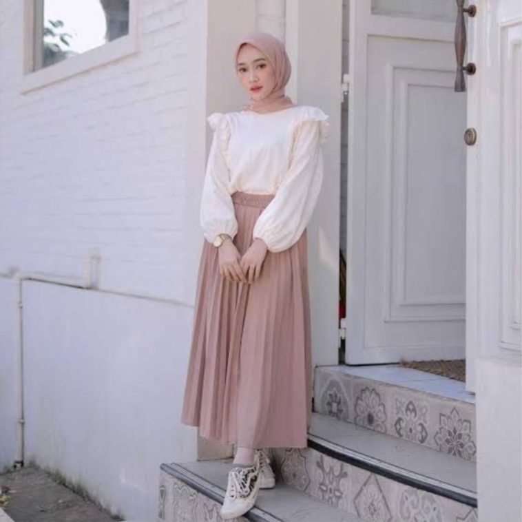 Inspirasi OOTD Rok Plisket Terbaik untuk Hijab dan Tanpa Hijab