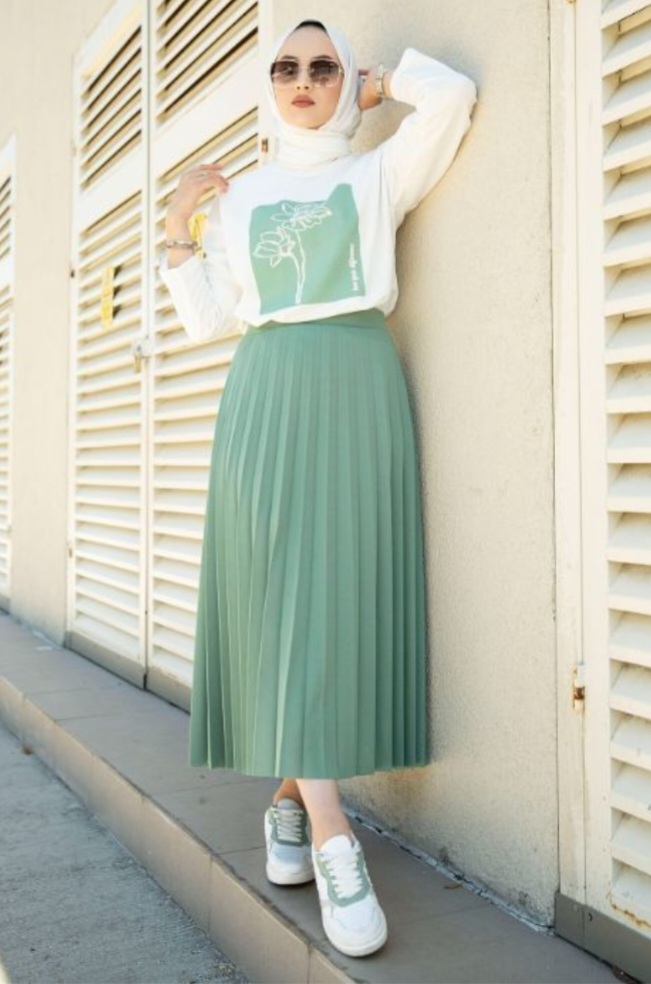 Inspirasi OOTD Rok Plisket Terbaik untuk Hijab dan Tanpa Hijab