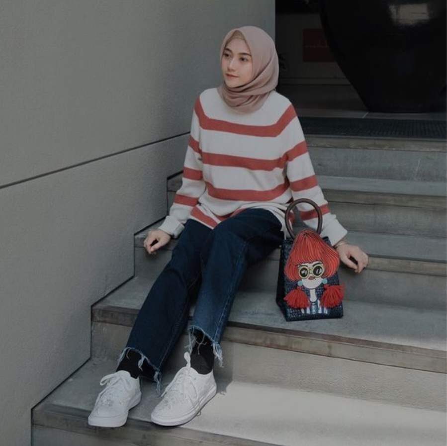 Inspirasi OOTD Sweater Hijab dengan Bawahannya yang Trendy