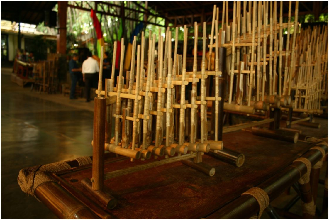 11 Alat Musik Sunda dan Cara Memainkannya - Best Seller Gramedia