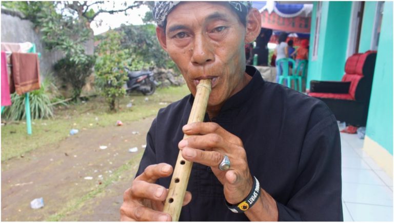11 Alat Musik Sunda dan Cara Memainkannya - Best Seller Gramedia