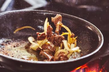 12 Teknik Memasak ala Chef Profesional dan Fungsi Melakukannya