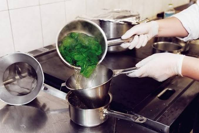 12 Teknik Memasak ala Chef Profesional dan Fungsi Melakukannya