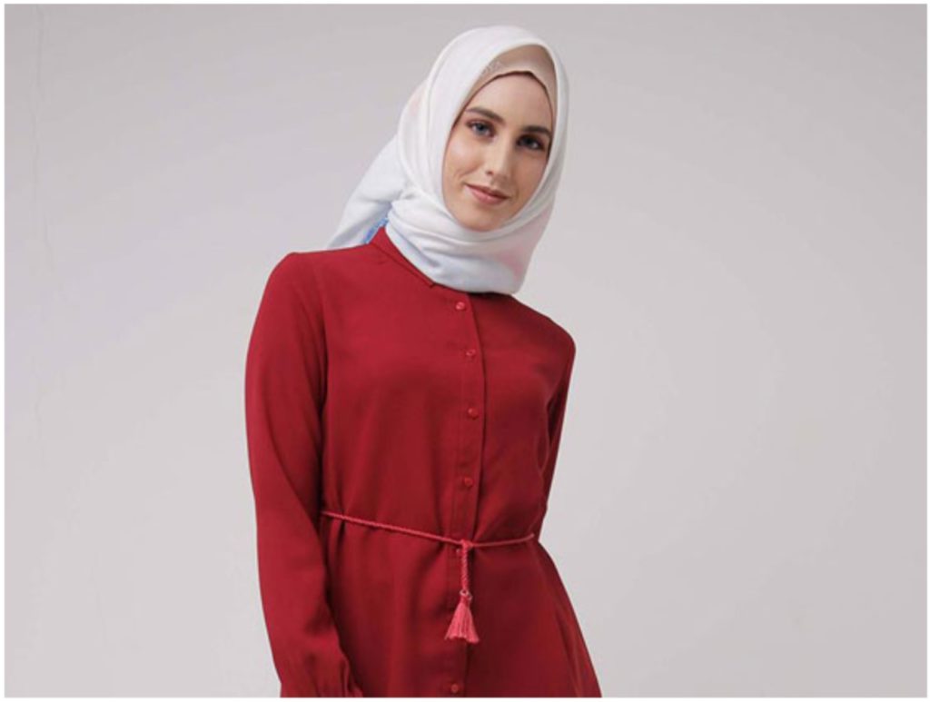 Baju Merah Cocok dengan Jilbab Warna Apa? Ini Inspirasinya!
