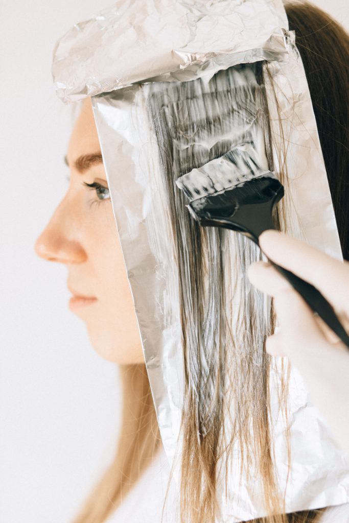 7 Tips Bleaching Rambut serta Manfaat, Risiko, dan Cara Merawatnya