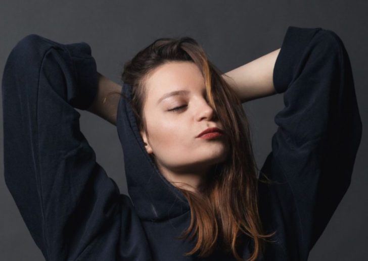 Apa Itu Pick Me Girl? Kenali Ciri-ciri dan Penyebabnya - Gramedia.com