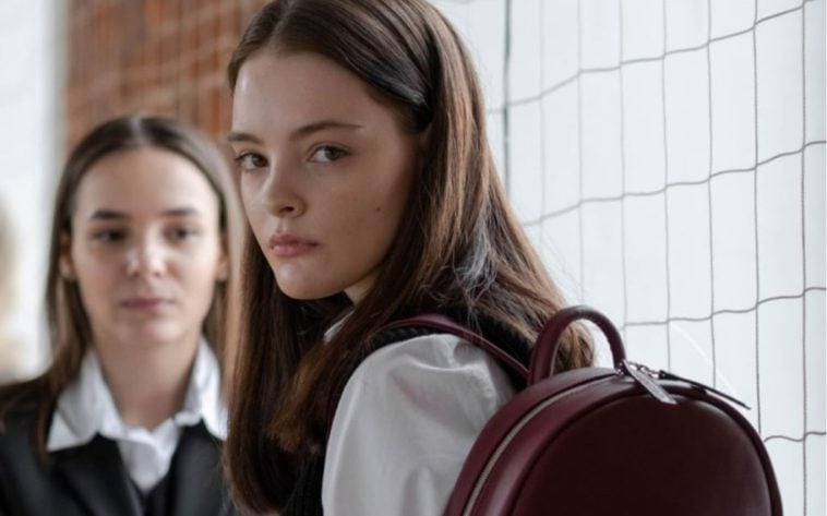 Apa Itu Pick Me Girl? Kenali Ciri-ciri dan Penyebabnya - Gramedia.com