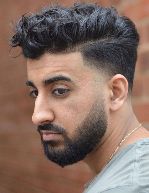 15 Potongan Rambut Keriting Pria yang Stylish dan Cocok Buat Kamu!