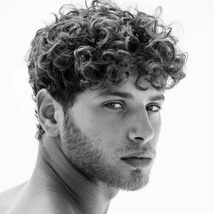 15 Potongan Rambut Keriting Pria yang Stylish dan Cocok Buat Kamu!