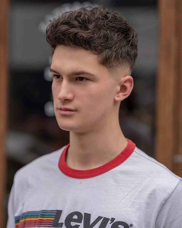 15 Potongan Rambut Keriting Pria yang Stylish dan Cocok Buat Kamu!