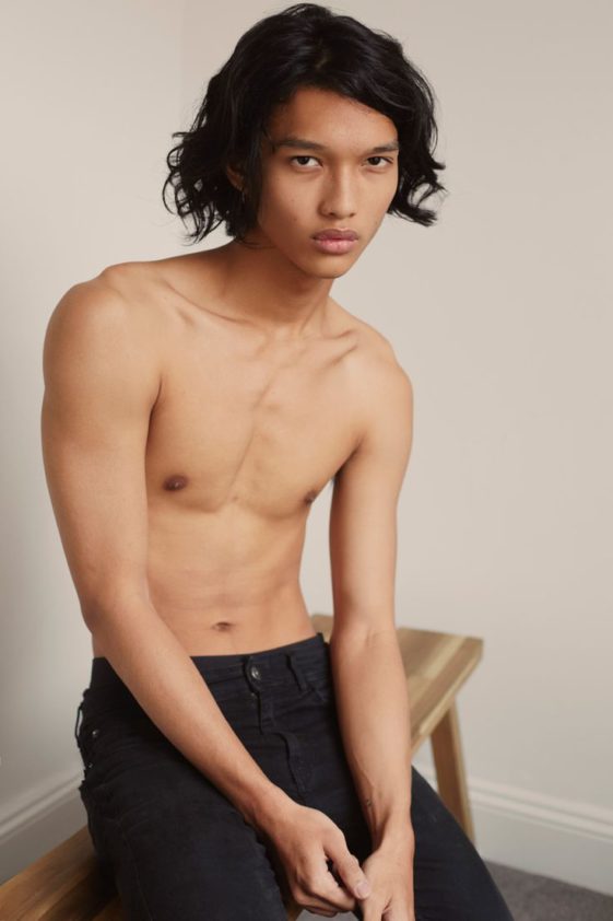 20+ Tips Dan Trik Outfit Cowok Simple untuk Berbagai Bentuk Tubuh!