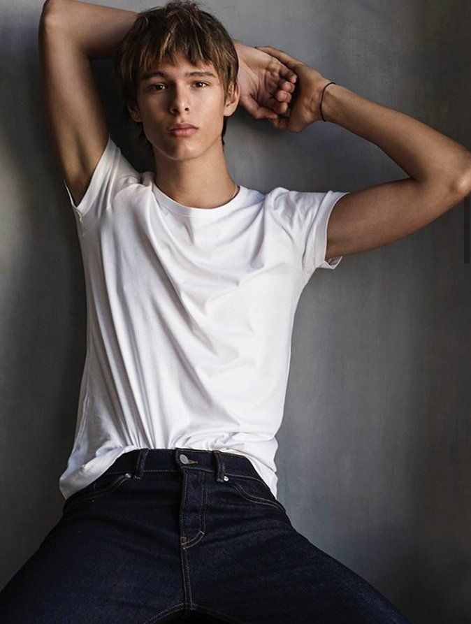 20+ Tips Dan Trik Outfit Cowok Simple untuk Berbagai Bentuk Tubuh!