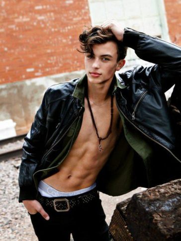 20+ Tips Dan Trik Outfit Cowok Simple untuk Berbagai Bentuk Tubuh!