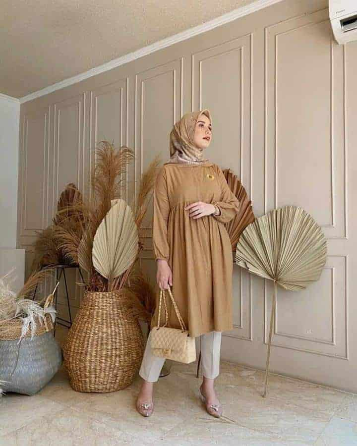 13 Inspirasi Baju Coklat Cocok dengan Jilbab Warna Apa?
