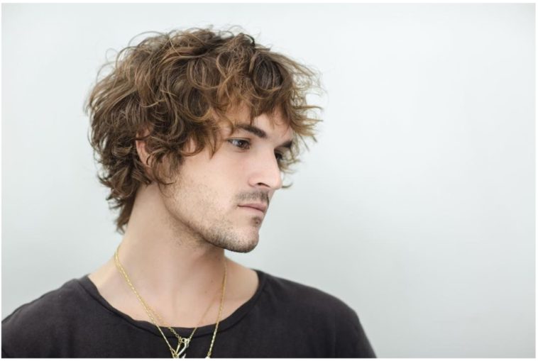 19 Potongan Rambut yang Cocok Untuk Rambut Ikal - Gramedia