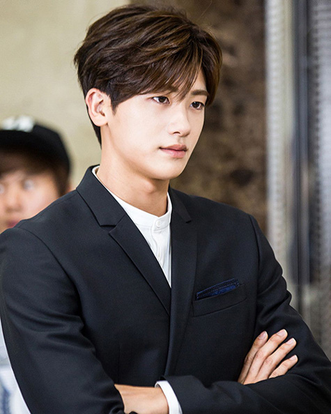 20 Gaya Rambut Pria Korea Style yang Cocok untuk Dicoba!