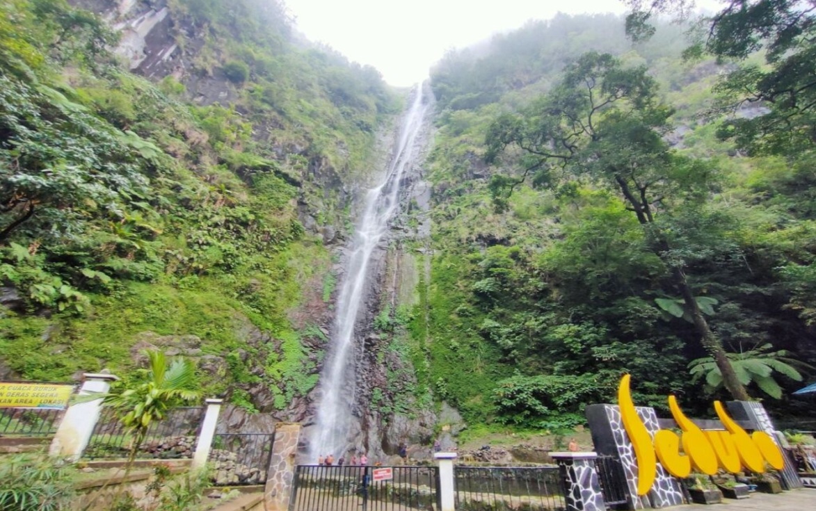 10 Air Terjun Tertinggi di Indonesia yang Perlu Kamu Ketahui!