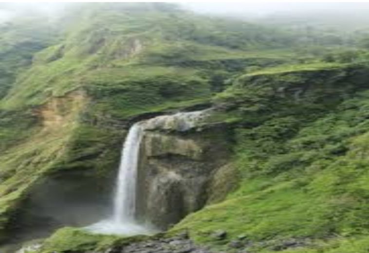 10 Air Terjun Tertinggi di Indonesia yang Perlu Kamu Ketahui!