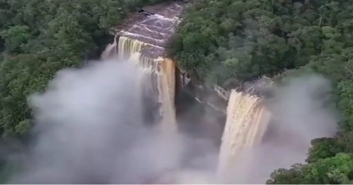 10 Air Terjun Tertinggi di Indonesia yang Perlu Kamu Ketahui!