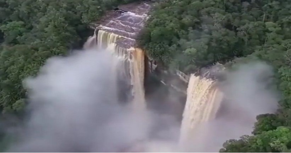 10 Air Terjun Tertinggi di Indonesia yang Perlu Kamu Ketahui!