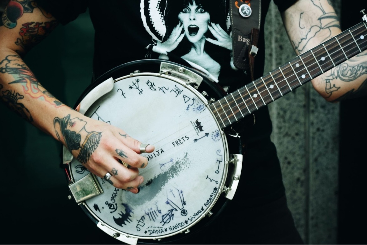 8 Contoh Alat Musik Petik Beserta Sejarah dan Cara Memainkannya