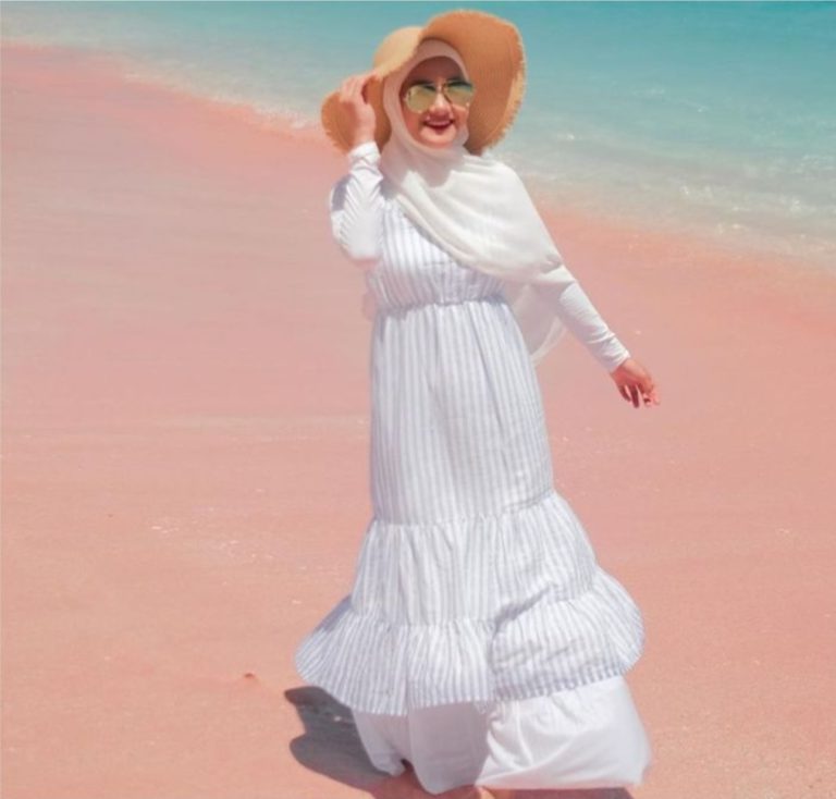 Ide Outfit ke Pantai untuk Hijabers dan Tips Mix and Match Stylish ...