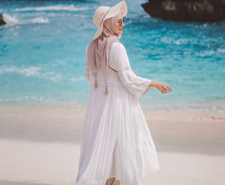 Ide Outfit ke Pantai untuk Hijabers dan Tips Mix and Match Stylish Tetap Nyaman